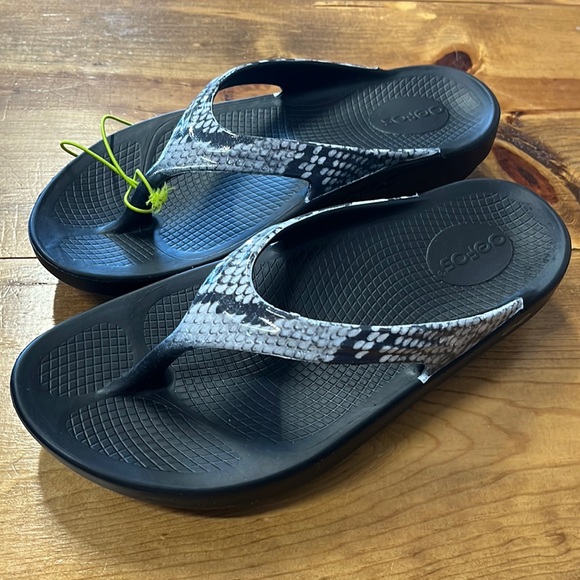 OOFOS | Shoes | Oolala Limited Black Snake | Poshmark